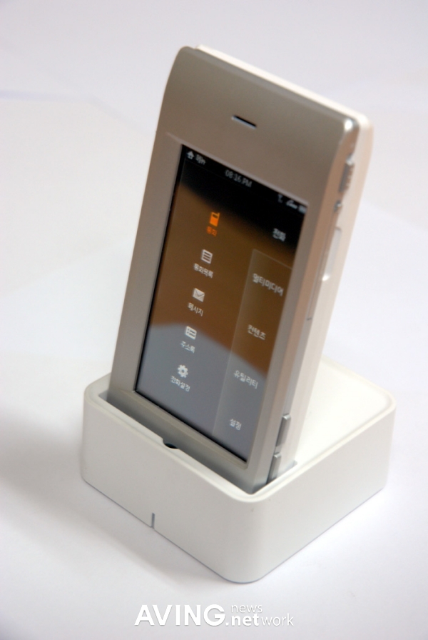 Reigncom's portable Wi-Fi phone 'iriver wave phone' - Detailed Images