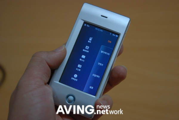 Reigncom's portable Wi-Fi phone 'iriver wave phone' - Detailed Images