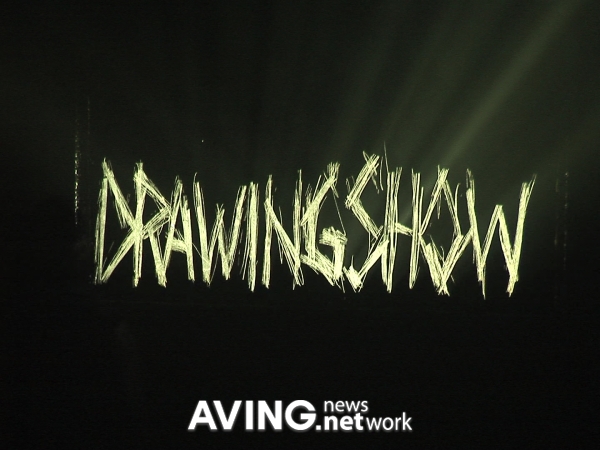 A non-verbal performance of art and magic 'Drawing Show'