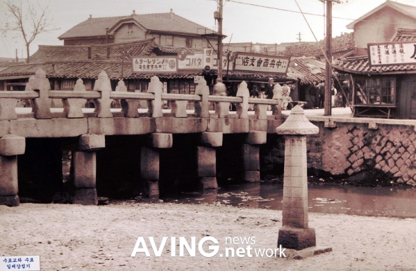 Historical photos of Cheonggyecheon displayed along the Stream