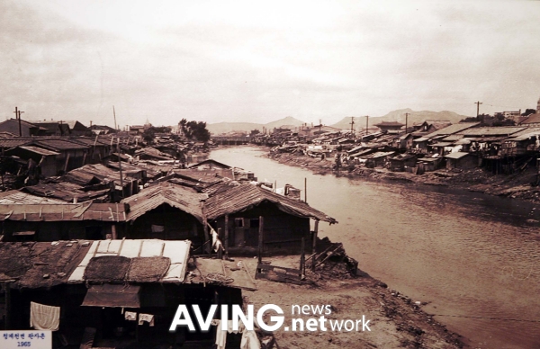Historical photos of Cheonggyecheon displayed along the Stream