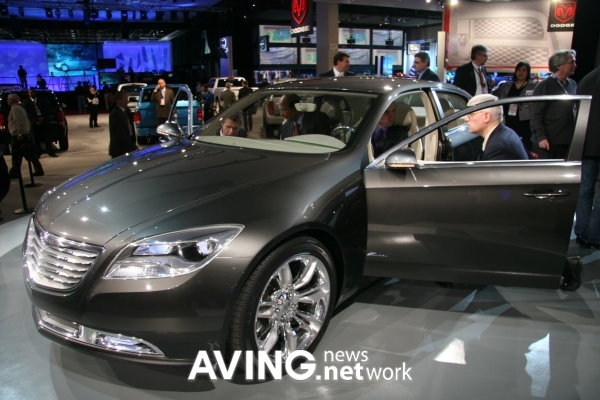 'Chrysler 200C EV' concept featuring touch surface