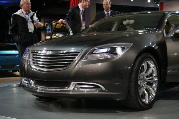 'Chrysler 200C EV' concept featuring touch surface