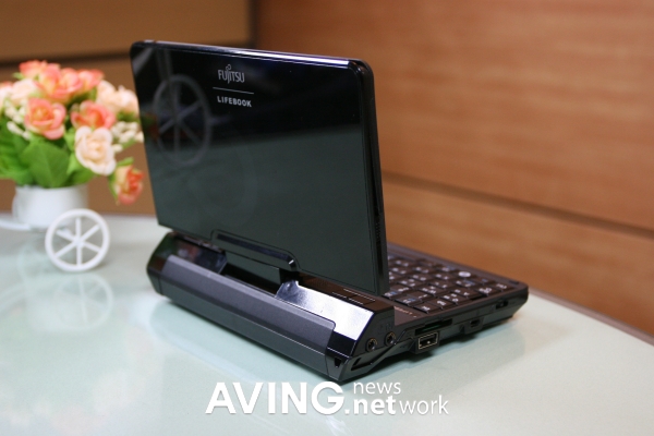 Fujitsu's 5.6-inch UMPC with a built-in HSDPA module