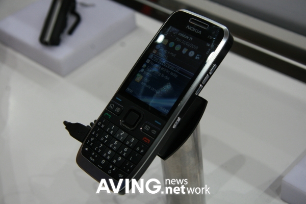 Nokia to unveil its two ultra-slim smartphones 'E55' and 'E75'