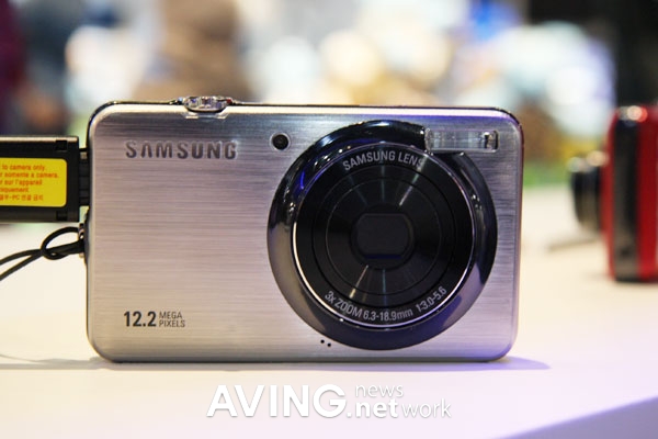Samsung to display its 16.6mm-thick digital camera 'TL100'