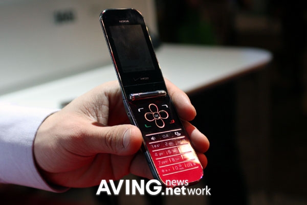 'Nokia 7205 Intrigue' handset with a hidden-until-lit external display