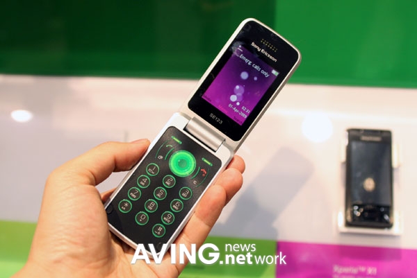 Sony Ericsson to display its clamshell design handset 'T707'