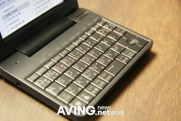 iriver's palm-sized electronic dictionary 'Dicple D7'