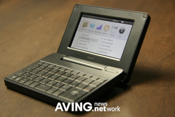 iriver's palm-sized electronic dictionary 'Dicple D7'