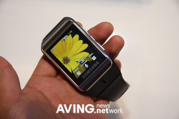 Samsung to present its ultra-slim watch phone 'S9110'