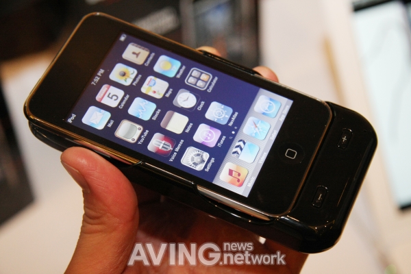 [CES Unveiled] A GPS navigation & battery cradle for iPod Touch