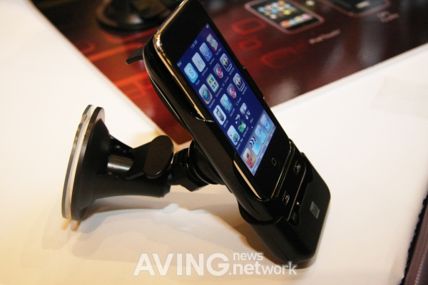 [CES Unveiled] A GPS navigation & battery cradle for iPod Touch