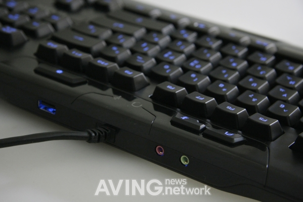 Logitech's gaming keyboard 'G110' with customizable backlighting colors