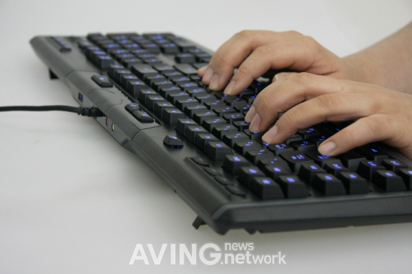 Logitech's gaming keyboard 'G110' with customizable backlighting colors