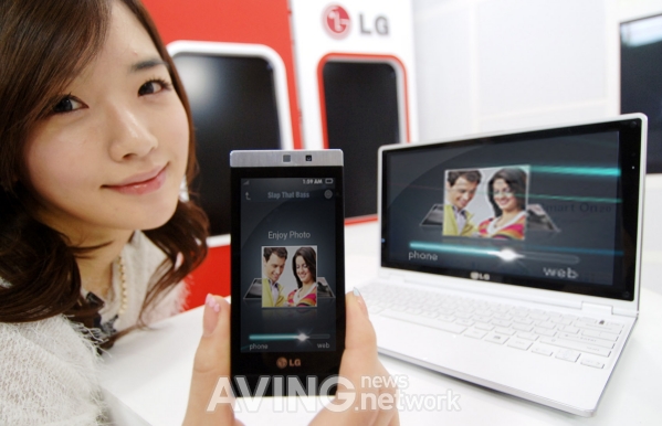 LG to showcase the world's first 3-way Sync feature phone at MWC 2010