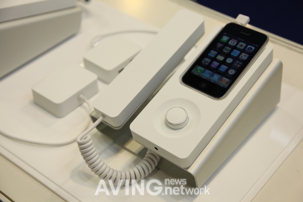Use iPhone as a wired desk phone with 'Desk Phone Dock'