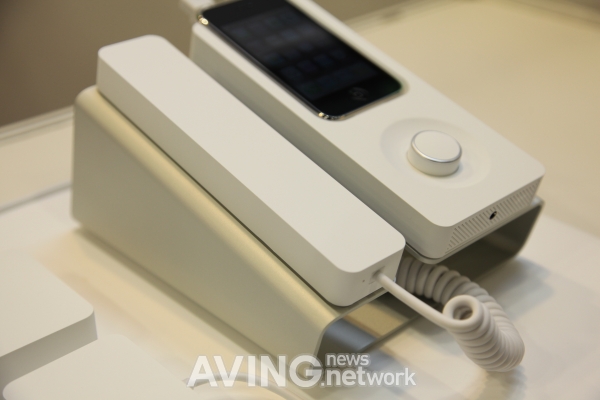 Use iPhone as a wired desk phone with 'Desk Phone Dock'
