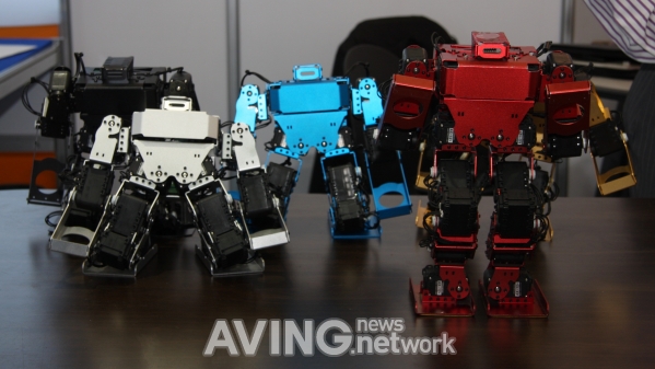 RoboLife to display its jointed-arm robot 'Tinywave' for educational use