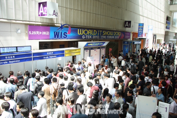 LG Electronics to showcase its Full HD 3D monitors at WIS 2010