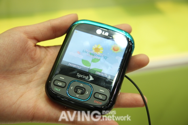 LG to showcase its ultra-compact messaging phone 'LN240'