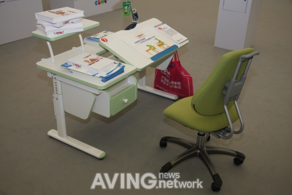 [CBME 2010] Ergonomics Children's Desk by Totguard