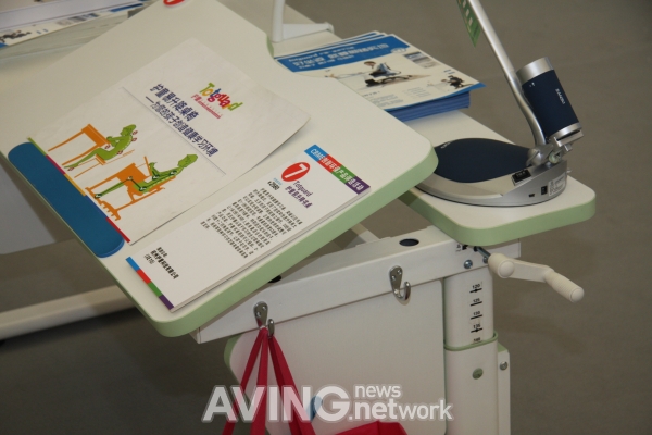 [CBME 2010] Ergonomics Children's Desk by Totguard