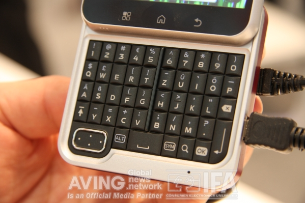 [IFA2010] Vodafone, introduces Motorola rectangular cellular phone ...