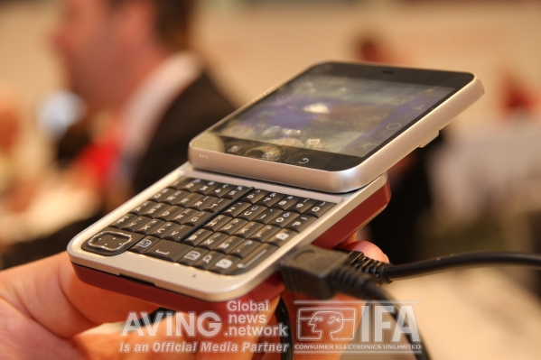 [IFA2010] Vodafone, introduces Motorola rectangular cellular phone ...