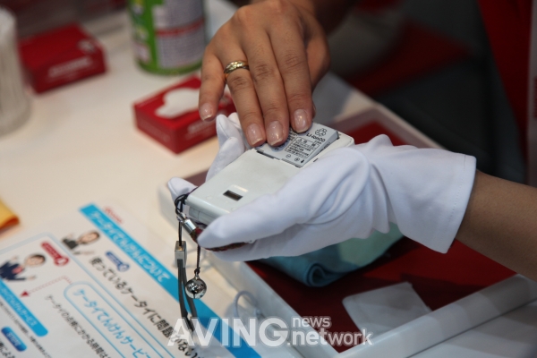 [CEATEC 2010] NTT Docomo, to proceed free cullular phone cleaning ...