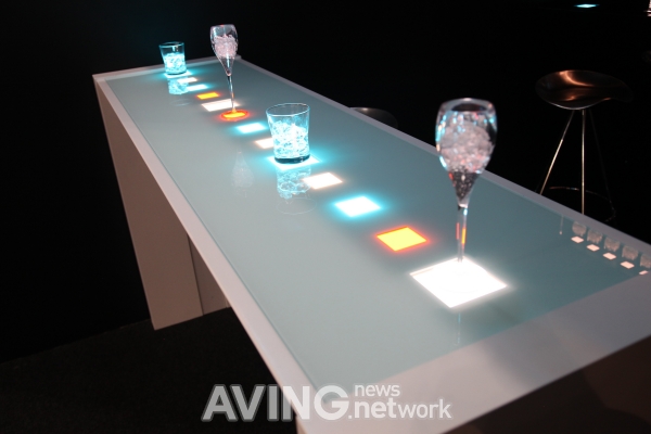 [CEATEC2010-Visual Talk] KANEKA, to introduce its OLED bar showroom