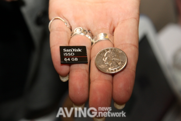 [CES Unveiled] SanDisk introduces world's smallest 64GB solid state drive