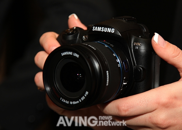 [CES Unveiled] Samsung Launches the NX11
