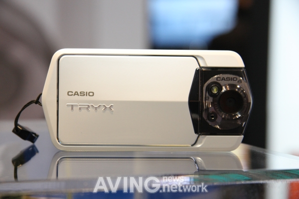 [CES2011] Casio introduced digital camera 'TRYX' which can be connected to SNS