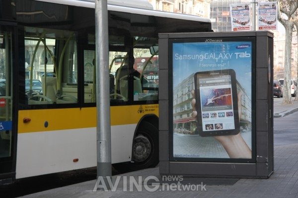 [MWC2011] Samsung Galaxy tab AD at bus stop