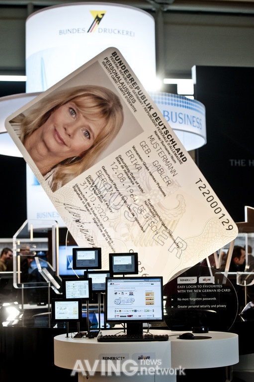 [CeBIT2011 Keynote] Premiere for new German ID card