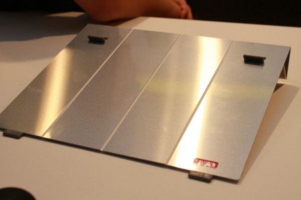 [Computex 2011] A Folding ‘Portable Laptop Stand’ by AViiQ at Press Conference