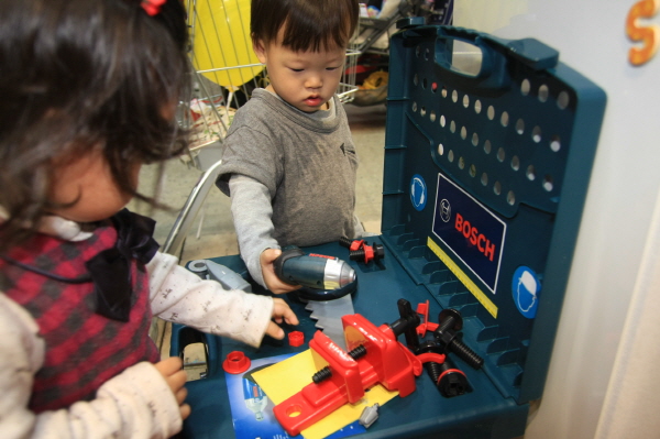 [EDUCARE 2011 fall] Deyion to present ‘Bosch tool-play set’ playing ...