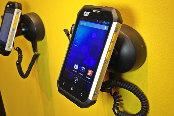 [MWC 2014 Video] CAT Presented Rugged Smartphone ‘B15’