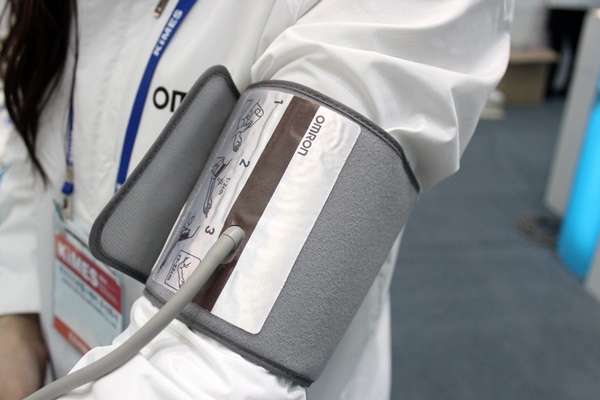 [30th KIMES 2014] OMRON Showcases Automatic Digital Blood Pressure Pulse Monitors With Fit Cuff