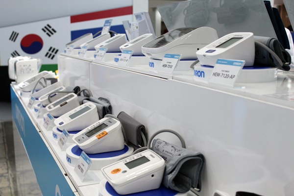 [30th KIMES 2014] OMRON Showcases Automatic Digital Blood Pressure Pulse Monitors With Fit Cuff
