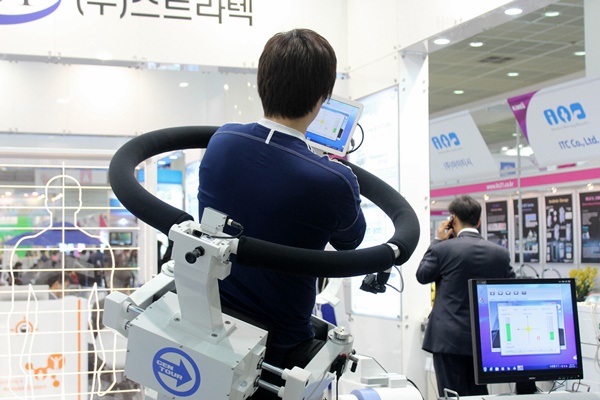 [30th KIMES 2014] DavinchXT's 3D Diagnosis Exercise System 'CENTOUR'