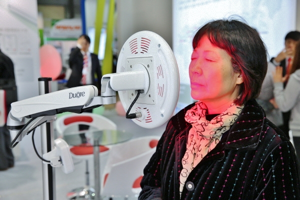 [30th KIMES 2014] AinA Showcases the LED Phototherapy Skin Treatment Device