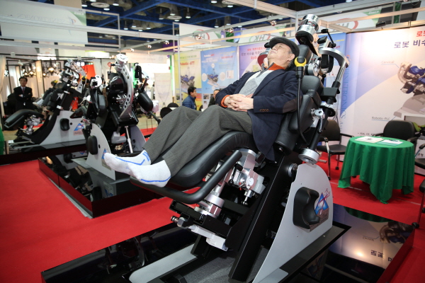 [30th KIMES 2014] JM Tech Showcases Robotic Spine Correction 'Robotic-ATT'