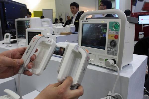 [30th KIMES 2014] MEDIANA Displays Multifunctional Defibrillator/Monitor 'D500'