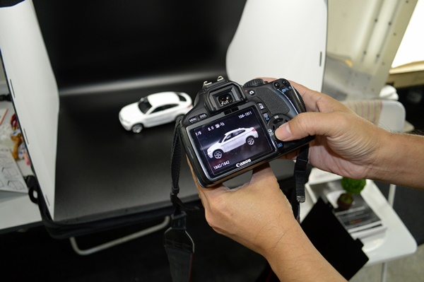 RESCO Exhibits Mini Studio That Makes Professional Photos Easy