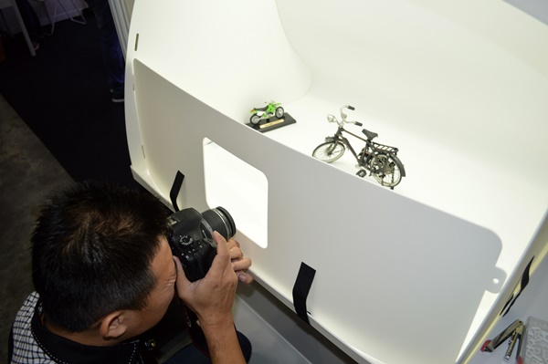 RESCO Exhibits Mini Studio That Makes Professional Photos Easy