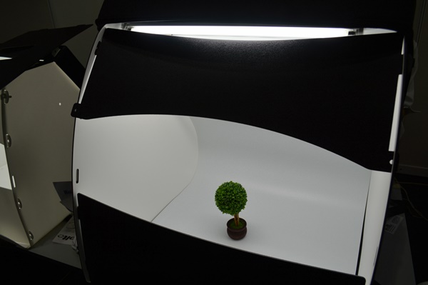 RESCO Exhibits Mini Studio That Makes Professional Photos Easy