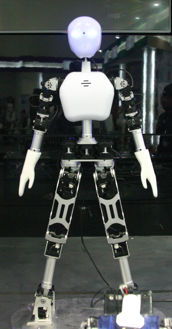 [WIS2014] ROBOBUILDER Unveiled Humanoid Robot RQ-TITAN
