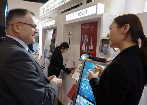 [MWC 2015] Future Robot Introduces Service Robot "FURO"